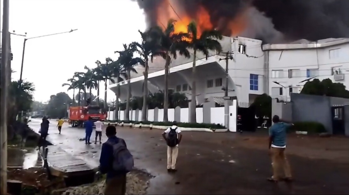 VIDEOS: Fire Engulfs Christ Embassy Headquarters In Lagos - Zinari News